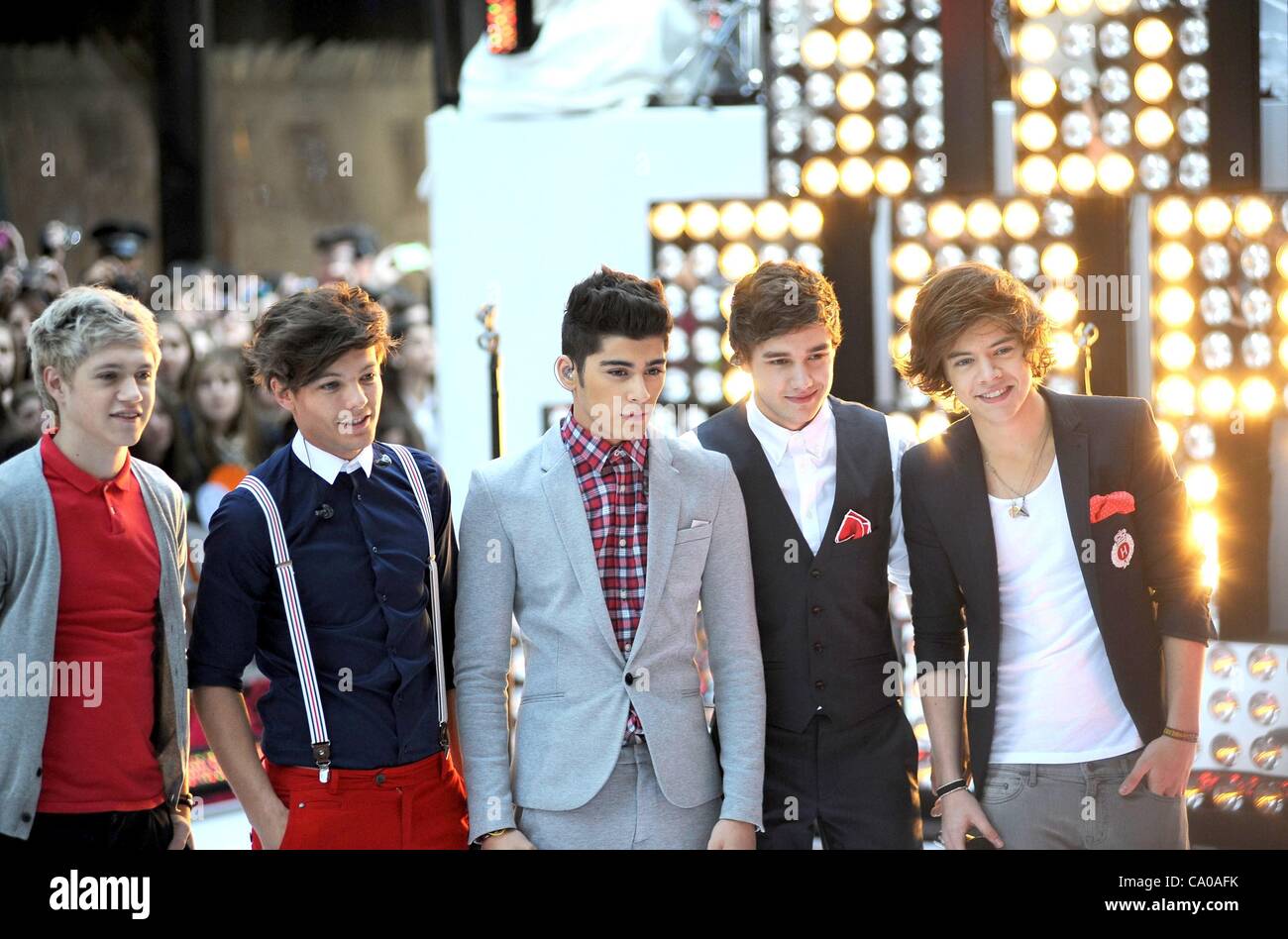 Niall Horan, Louis Tomlinson, Zayn Malik, Liam Payne, Harry Styles, One Direction at talk show ...