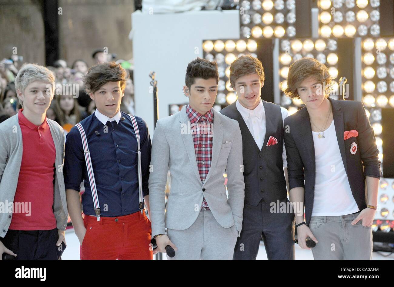 Niall Horan, Louis Tomlinson, Zayn Malik, Liam Payne, Harry Styles, One Direction at talk show ...