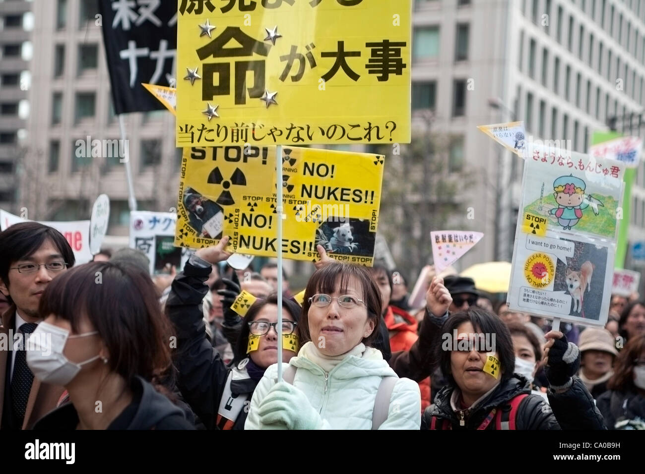 Protesters carrying banners hi-res stock photography and images - Alamy