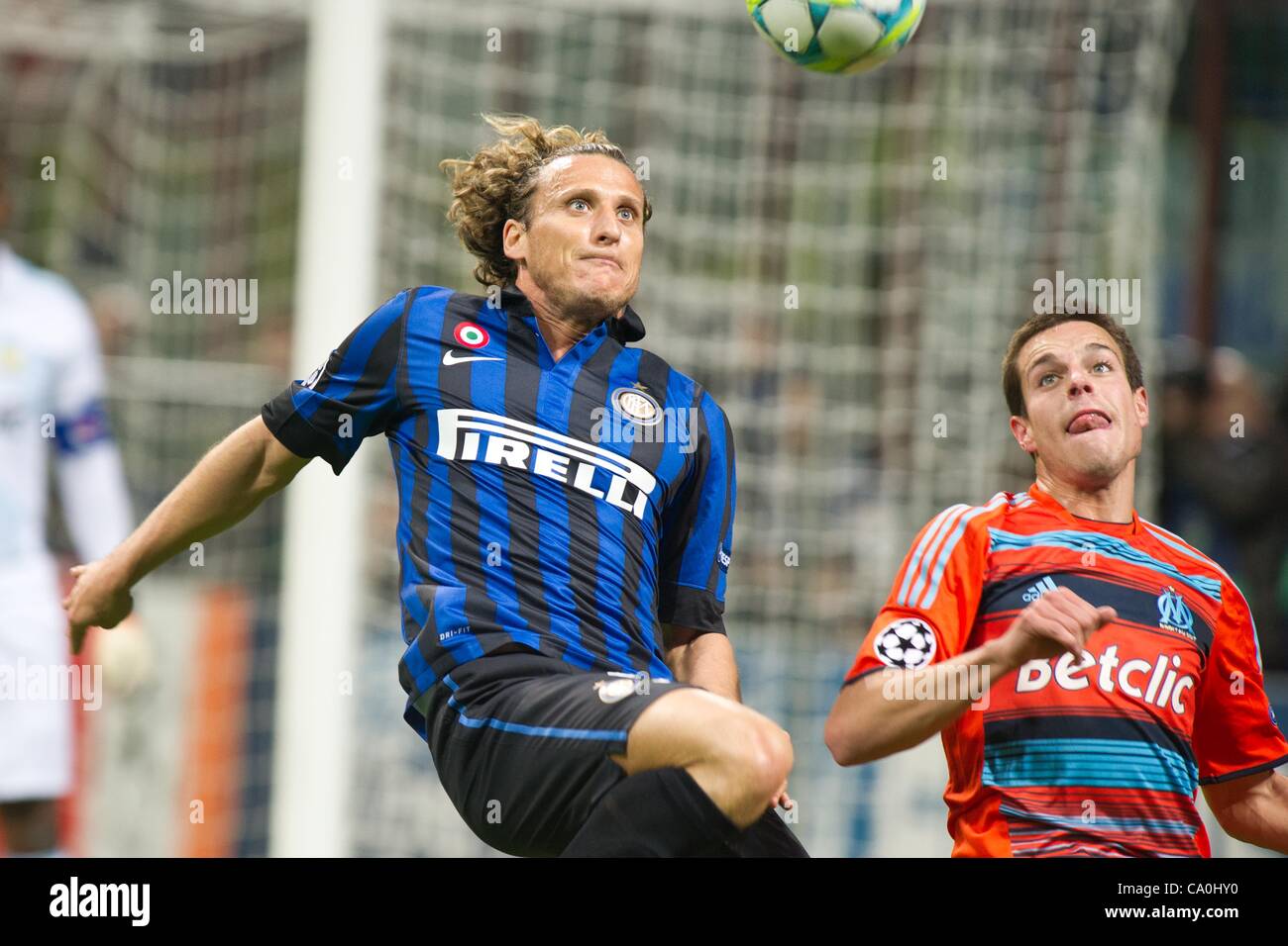 L r diego forlan inter cesar azpilicueta marseille march 13 2011 hi-res ...