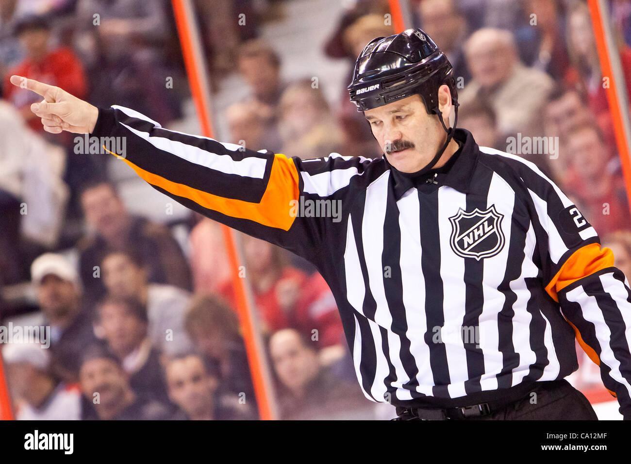 Nhl referee hi-res stock photography and images - Alamy