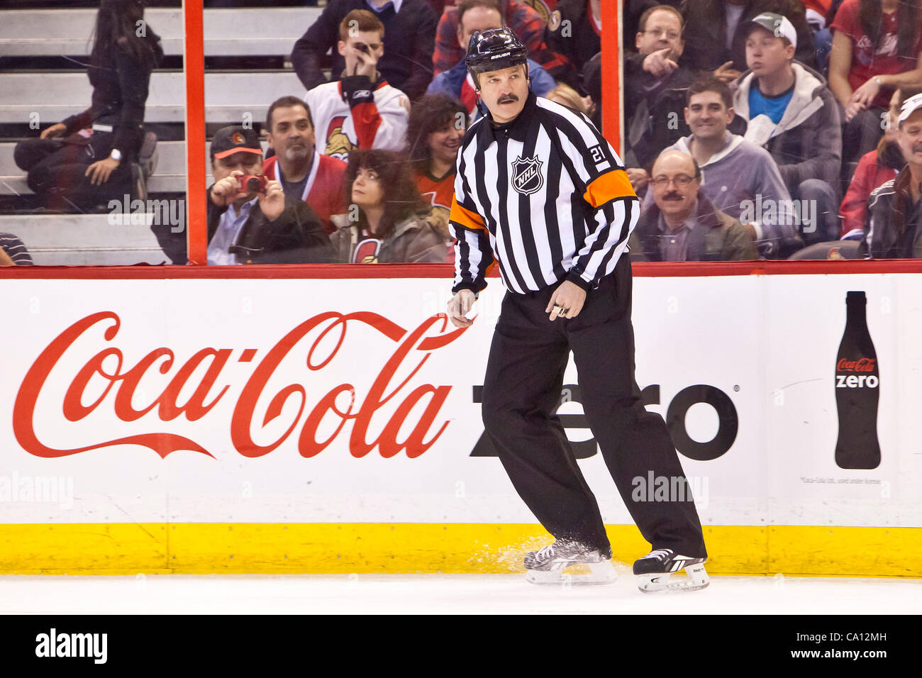 Nhl referee hi-res stock photography and images - Alamy