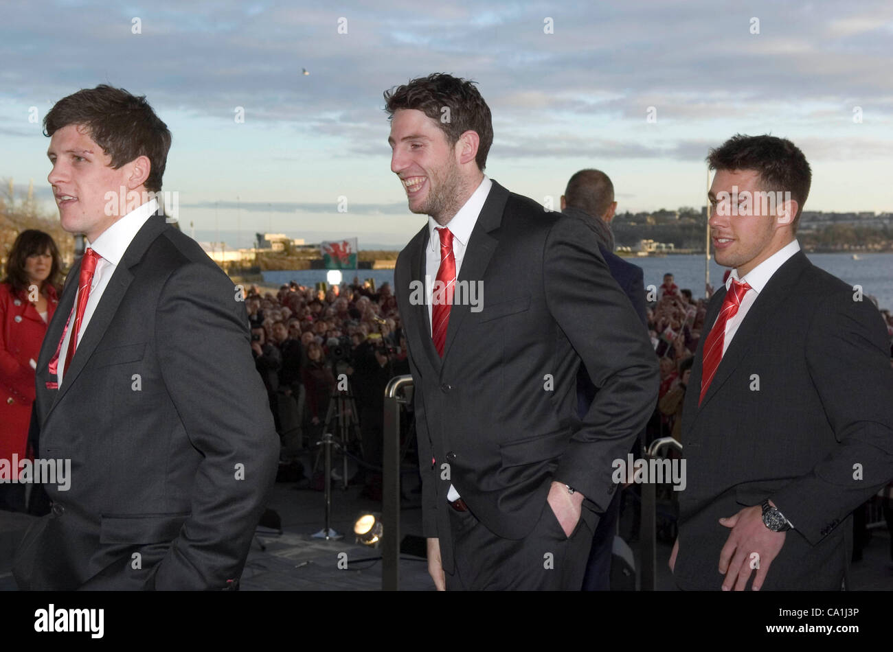 The Welsh rugby team (Alex Cuthbert in middle) arriving to celebrate ...