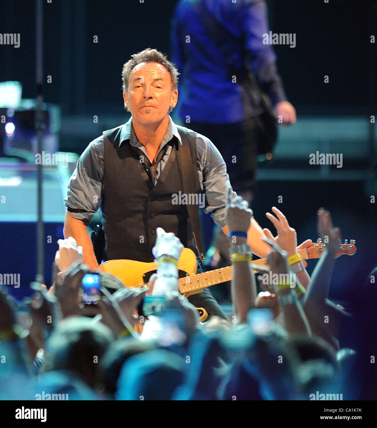 2012 wrecking ball tour hi-res stock photography and images - Alamy