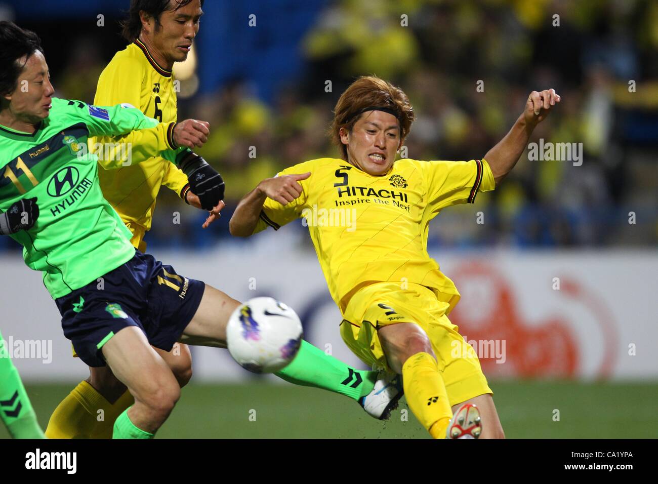 (L to R) Lee Sung Hyun (Hyundai), Daisuke Nasu (Reysol), Tatsuya ...