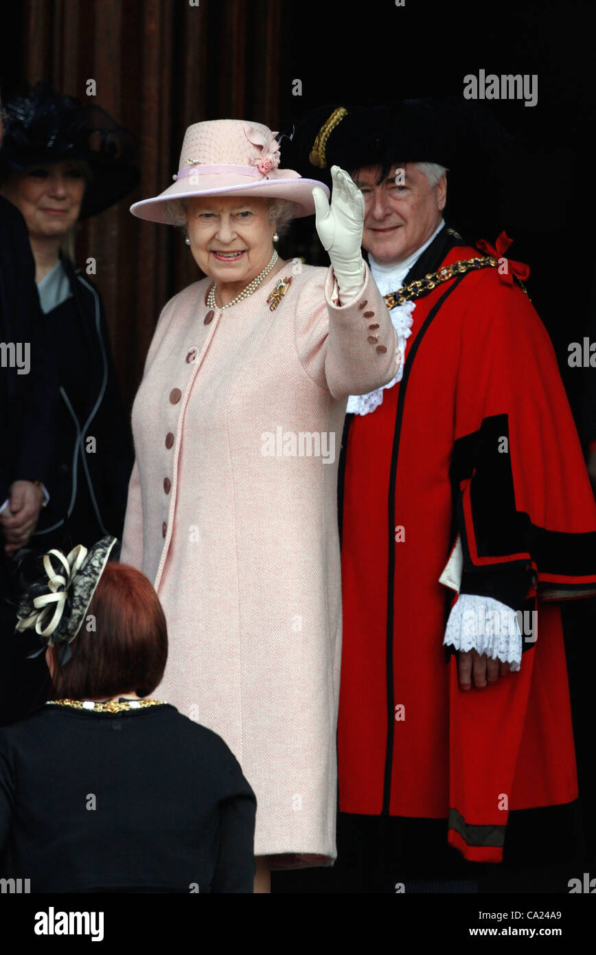 QUEEN ELIZABETH II & THE MAYOR MANCHESTER TOWN HALL ARRIVAL 23 March ...