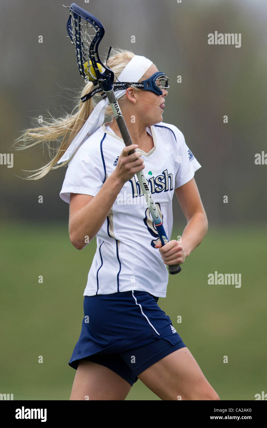 Notre Dame Fighting Irish midfielder GRACE DOOLEY (9) advances the ball ...