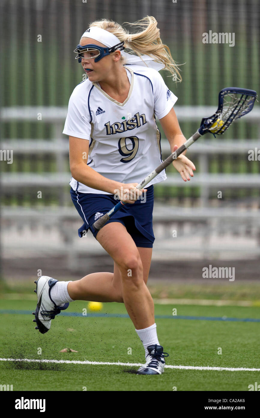 Notre Dame Fighting Irish midfielder GRACE DOOLEY (9) carries the ball ...
