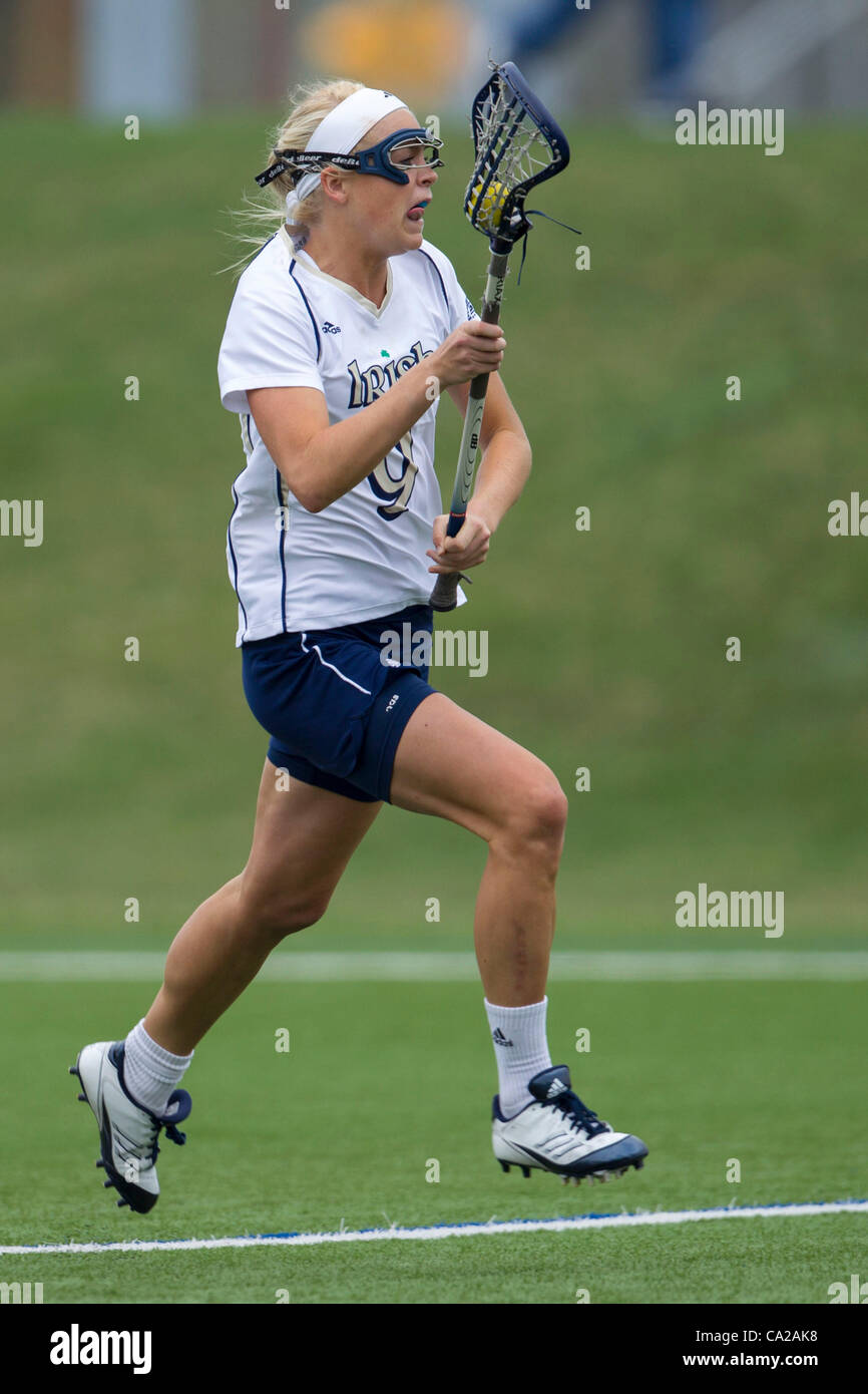 Notre Dame Fighting Irish midfielder GRACE DOOLEY (9) caries the ball ...