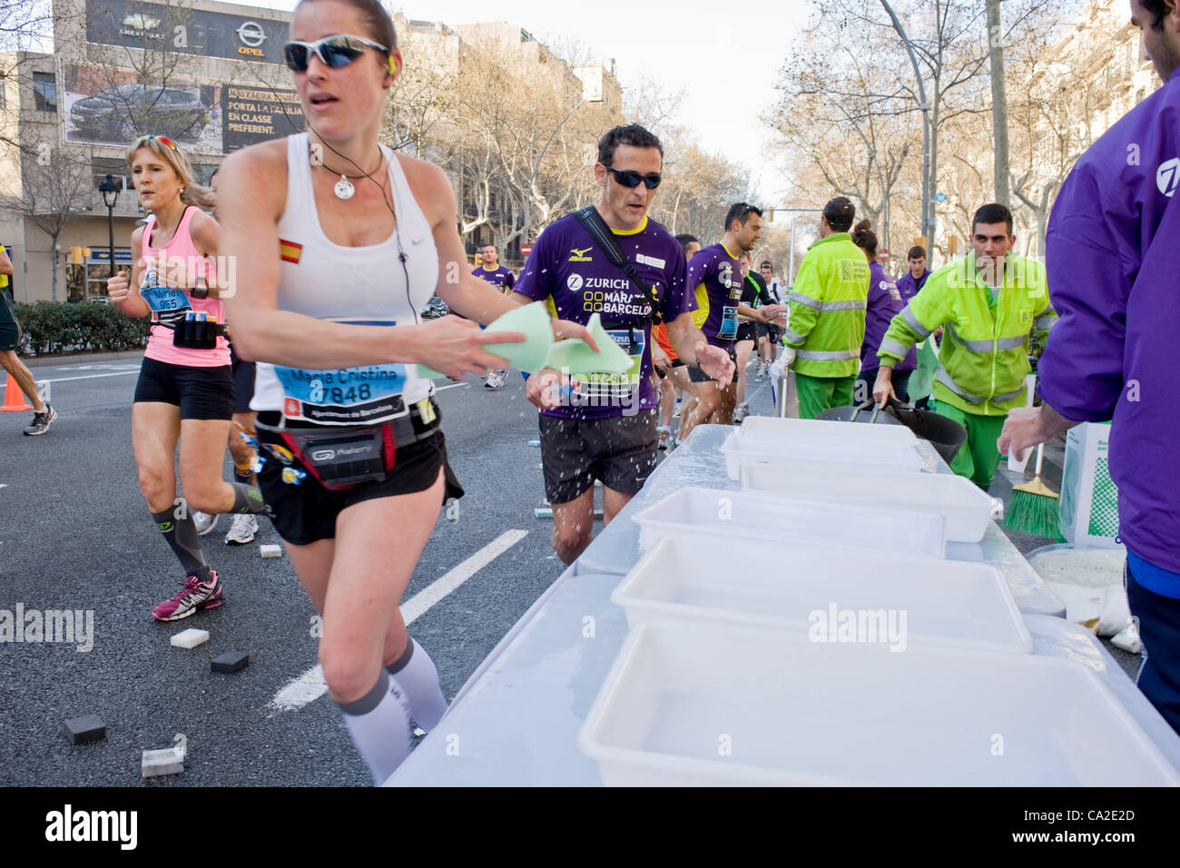 Refreshment point in the Barcelona Marathon. The Zurich marathon from ...