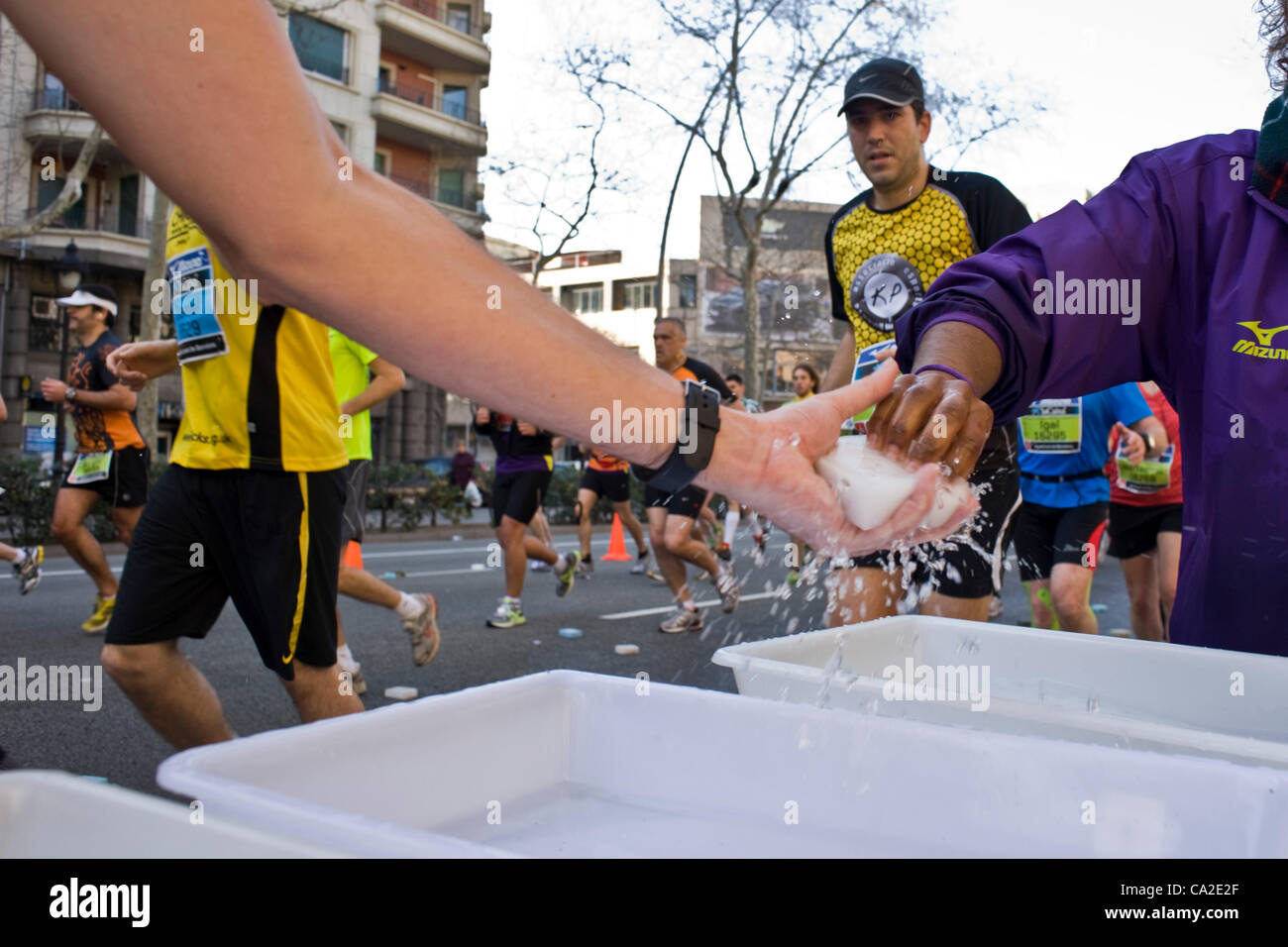 Refreshment point in the Barcelona Marathon. The Zurich marathon from ...