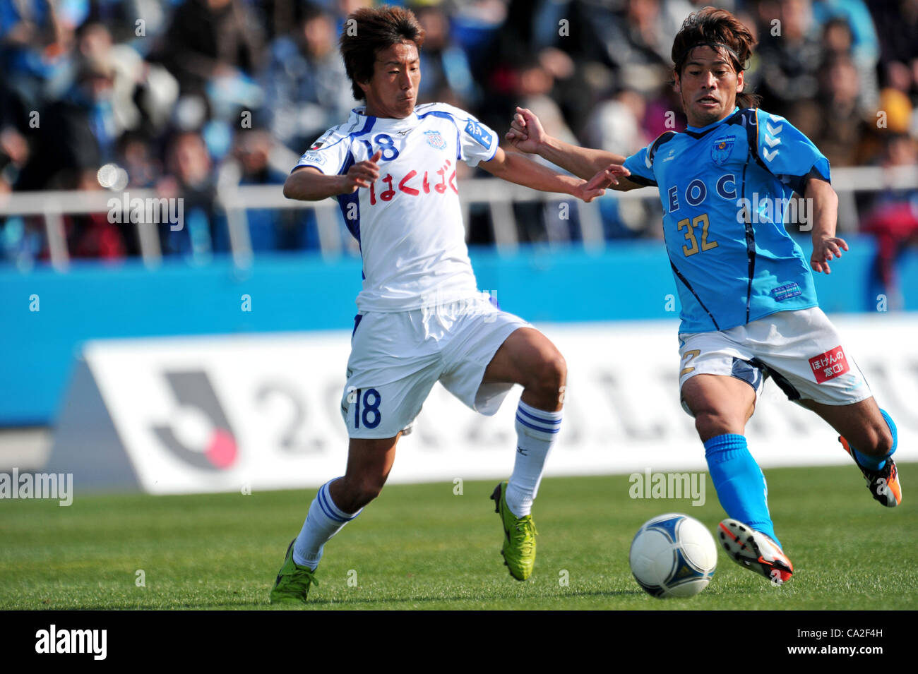 (L to R) Yoshifumi Kashiwa (Ventforet), Arata Sugiyama (Yokohama FC), MARCH 25, 2012 - Football ...