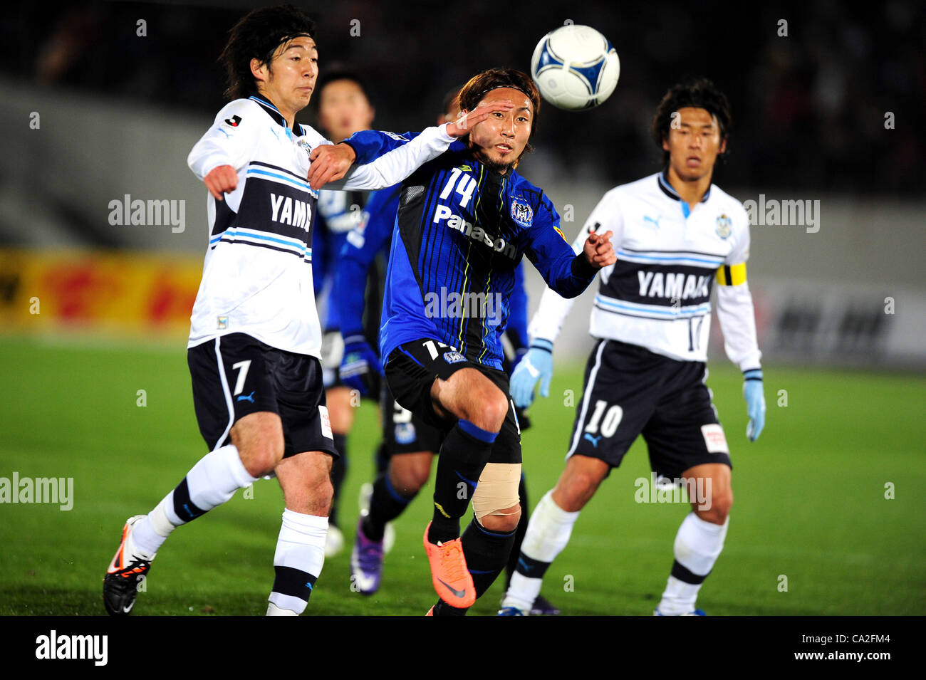 (L-R) Yuki Kobayashi (Jubilo), Shu Kurata (Gamba), Hiroki Yamada ...