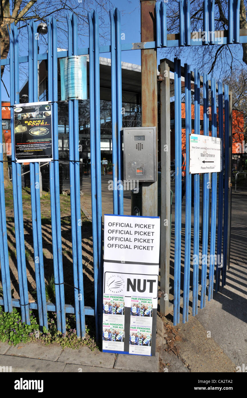 Strike picket sign hi-res stock photography and images - Alamy
