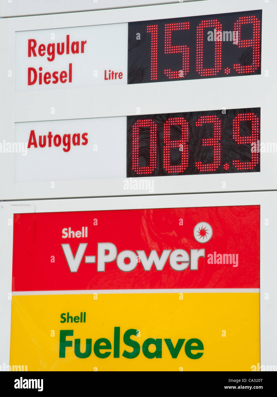 Price board shell petrol station hi-res stock photography and images ...
