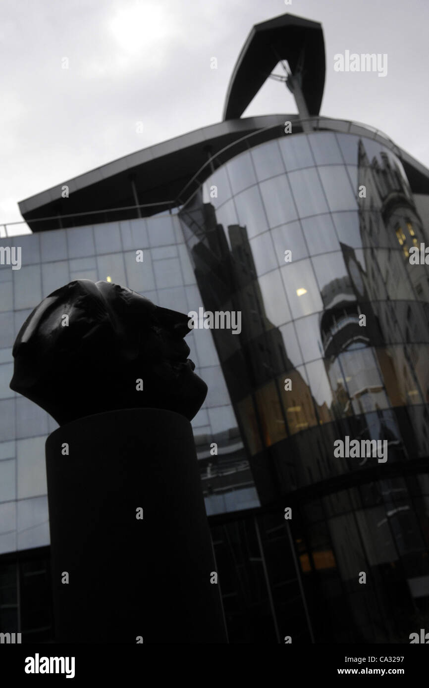 The bust of French poet Guillaume Apollinaire (1880-1918) stands next ...