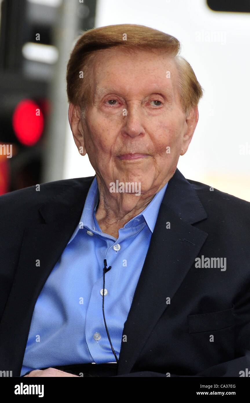 Sumner Redstone at the induction ceremony for Star on the Hollywood ...