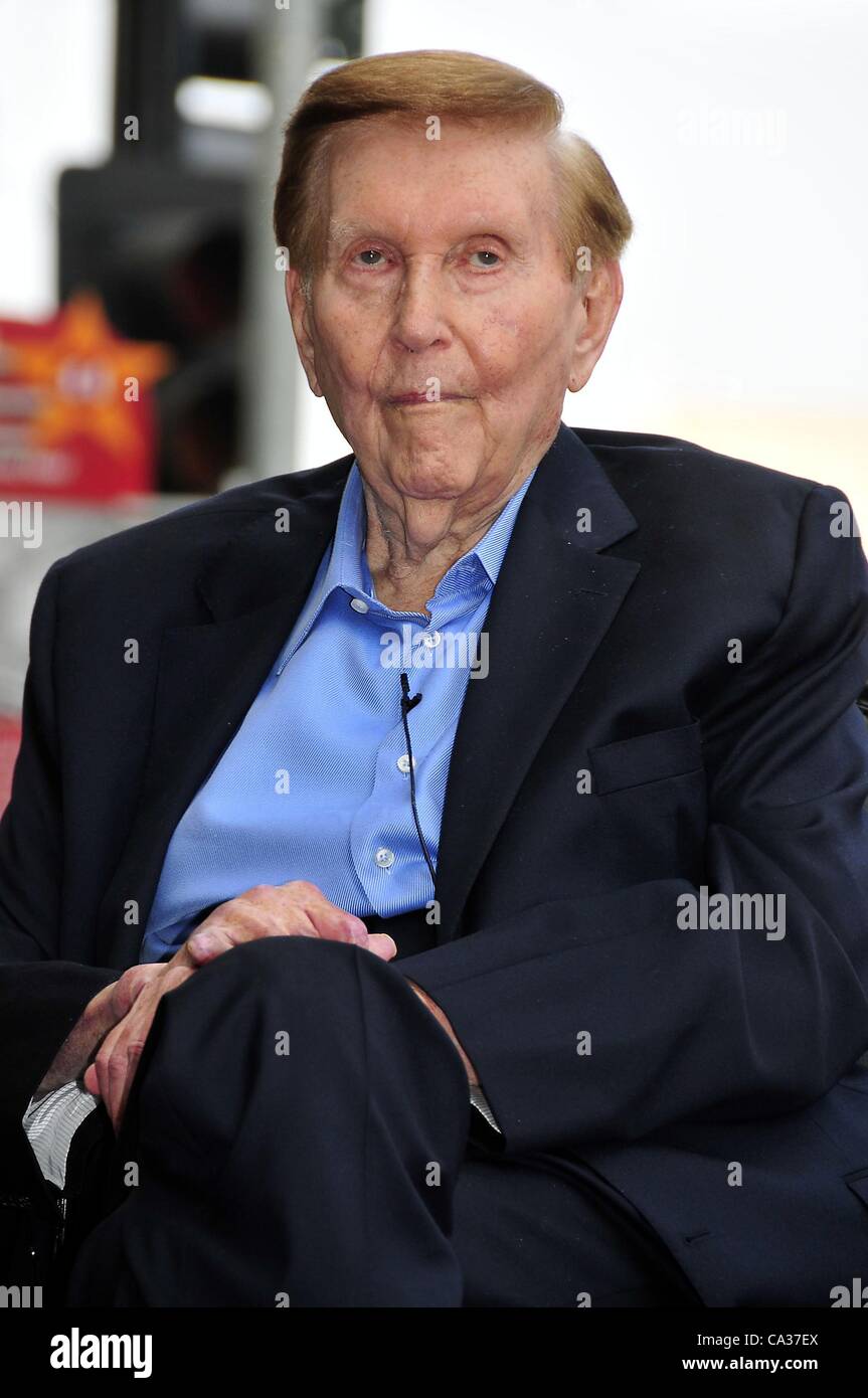 Sumner Redstone at the induction ceremony for Star on the Hollywood ...
