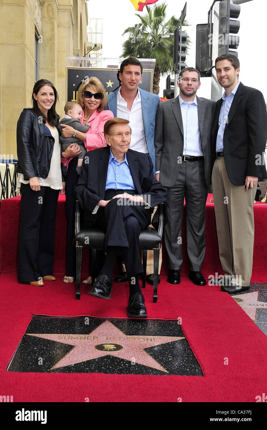 Sumner Redstone, family at the induction ceremony for Star on the ...