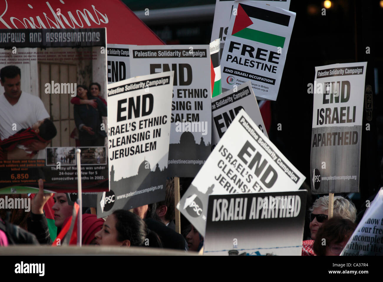 Global March to Jerusalem London and counter protest at Israeli Embassy ...