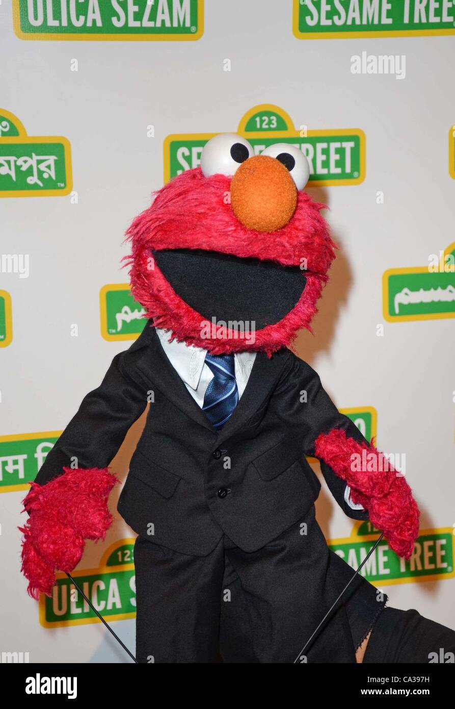 Elmo sesame street hi-res stock photography and images - Alamy