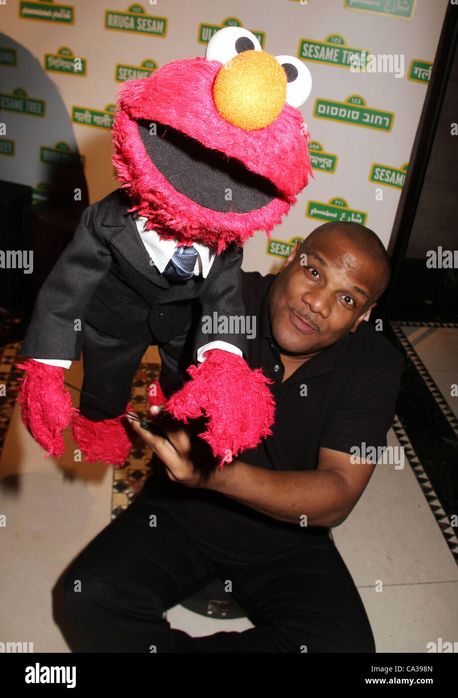 Elmo and kevin clash hi-res stock photography and images - Alamy