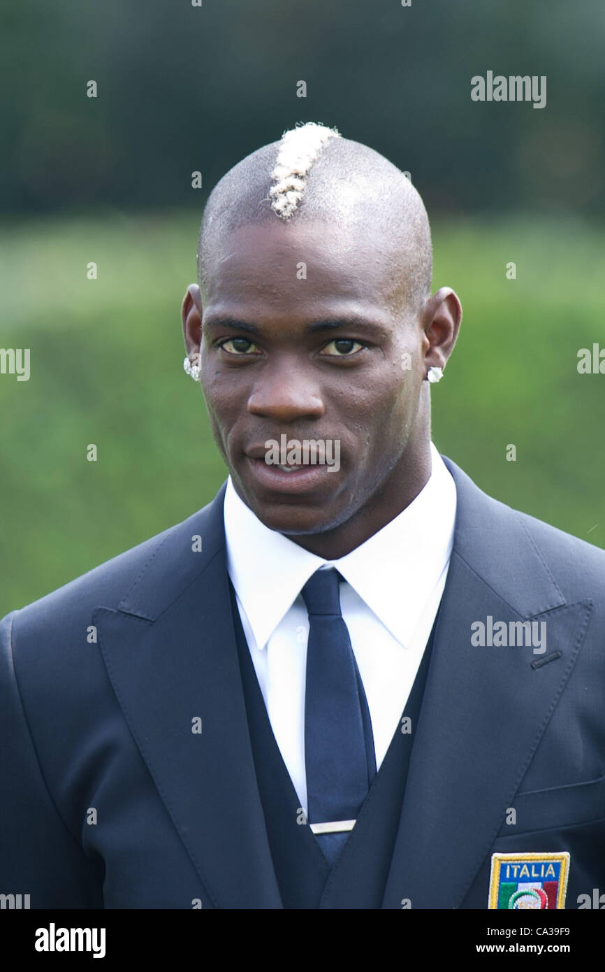 Mario balotelli italy national team hi-res stock photography and images ...