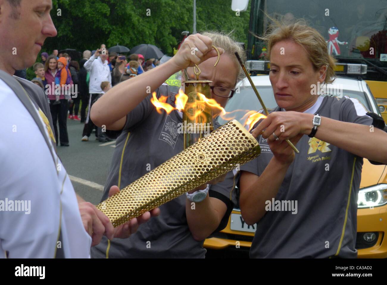 Olympic marathon runner with torch hi-res stock photography and images ...