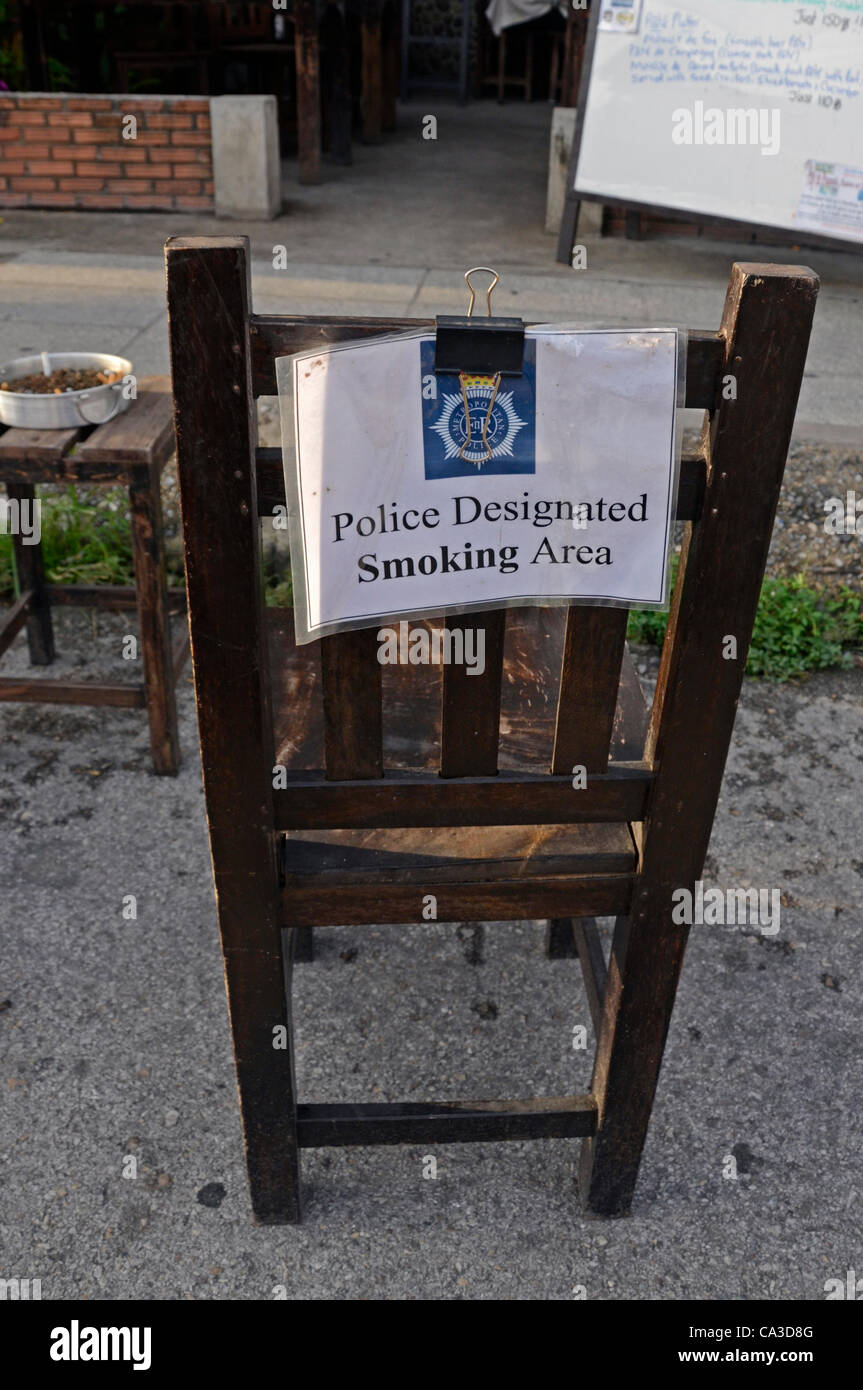 Designated smoking area sign hi-res stock photography and images - Alamy
