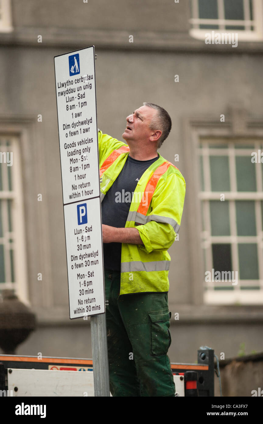Worker installing a traffic sign hi-res stock photography and images ...