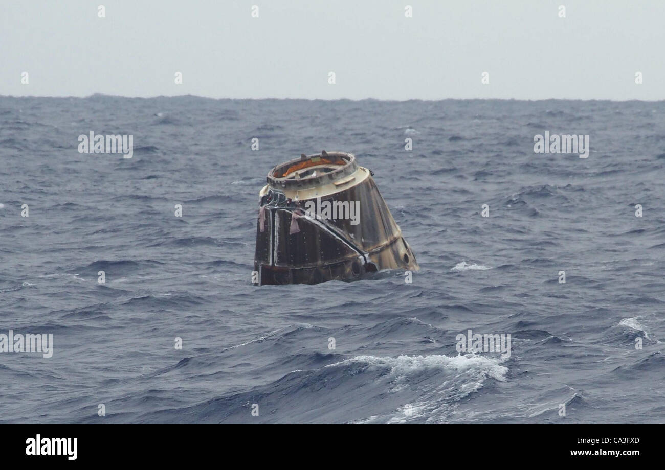 SpaceX Dragon capsule following splashdown in the Pacific Ocean May 31 ...