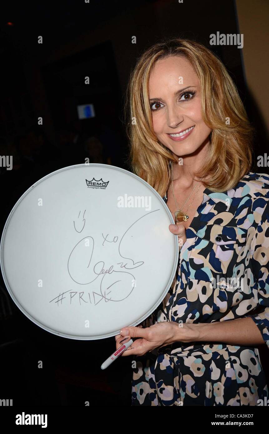 Chely Wright lends a hand to Lifebeat at arrivals for CHELY WRIGHT ...