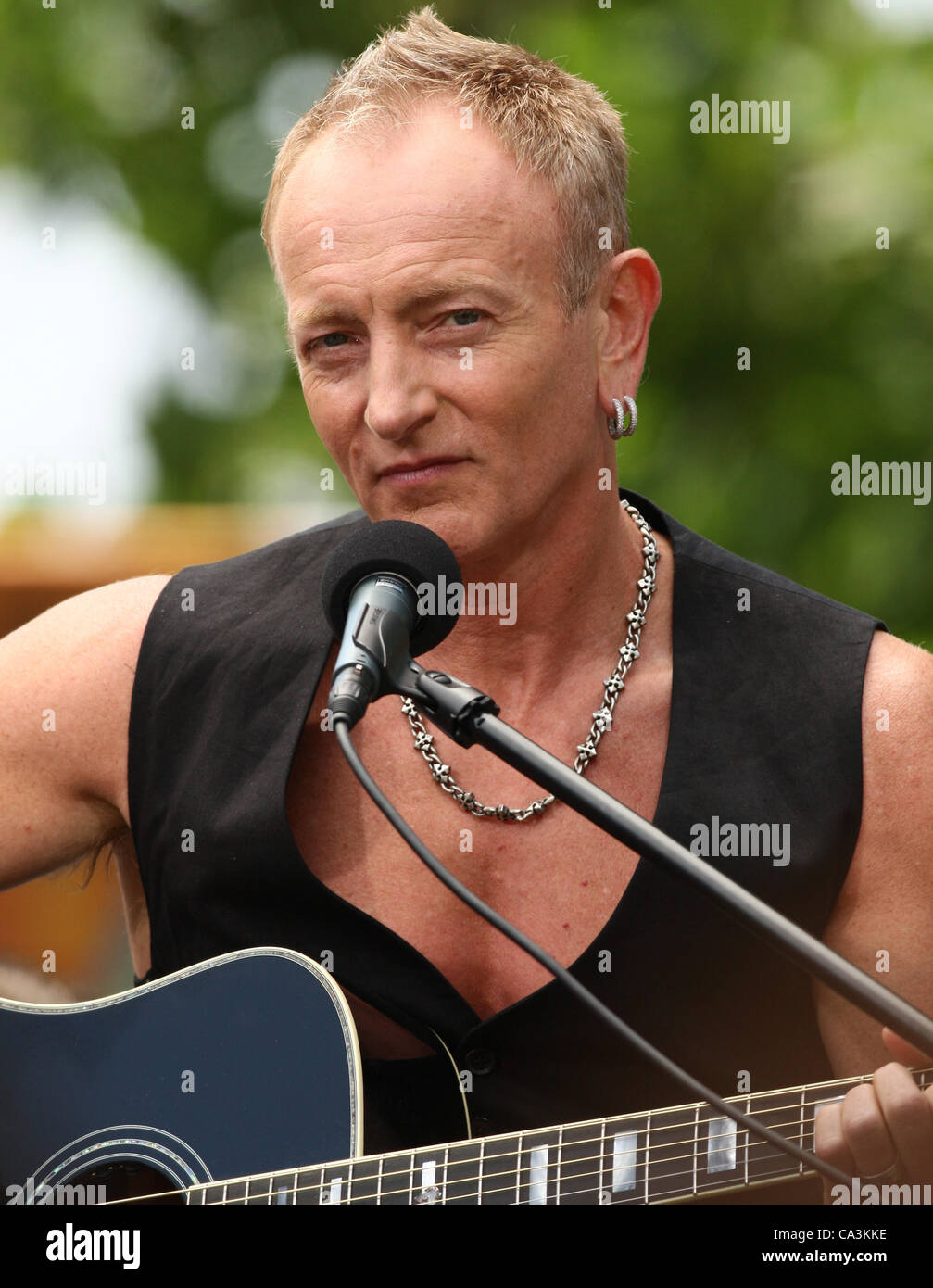 PHIL COLLEN DEF LEPPARD PERFORM LIVE ON EXTRA TV AT THE GROVE LOS ...