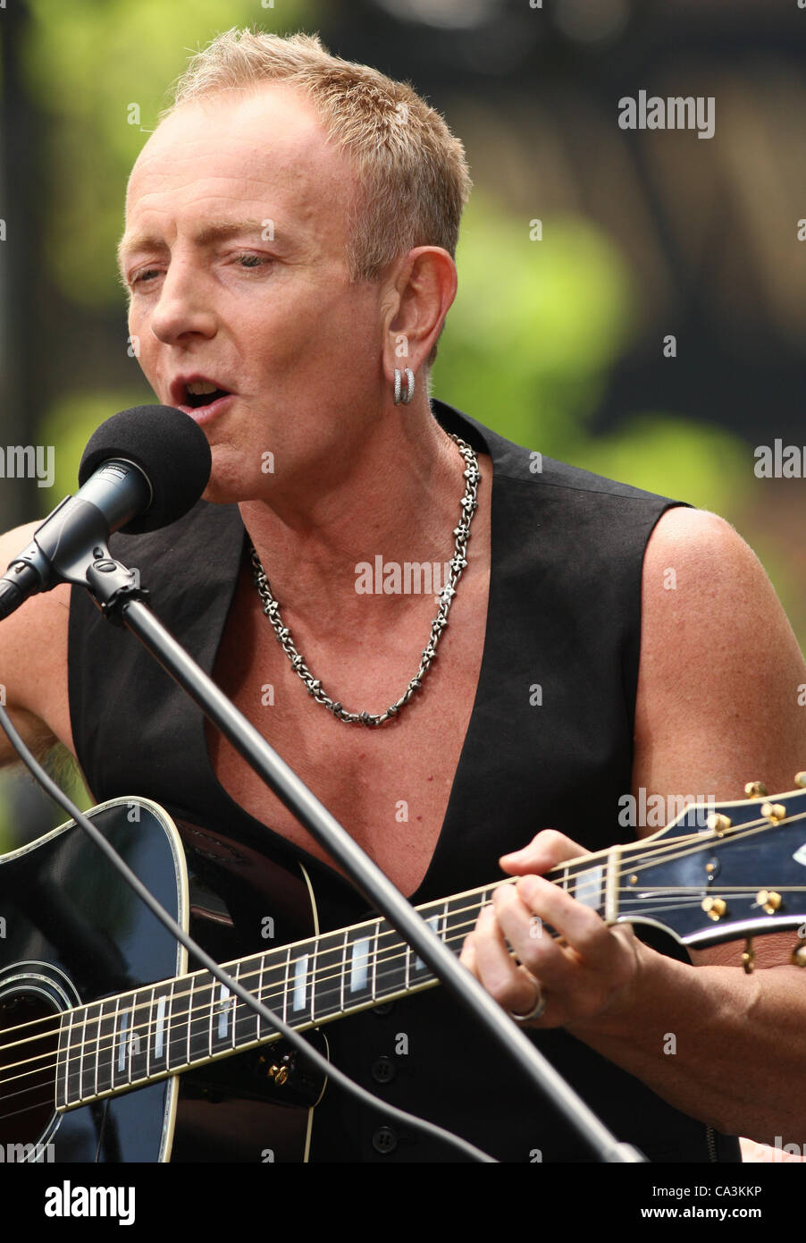 Phil collen def leppard perform hi-res stock photography and images - Alamy