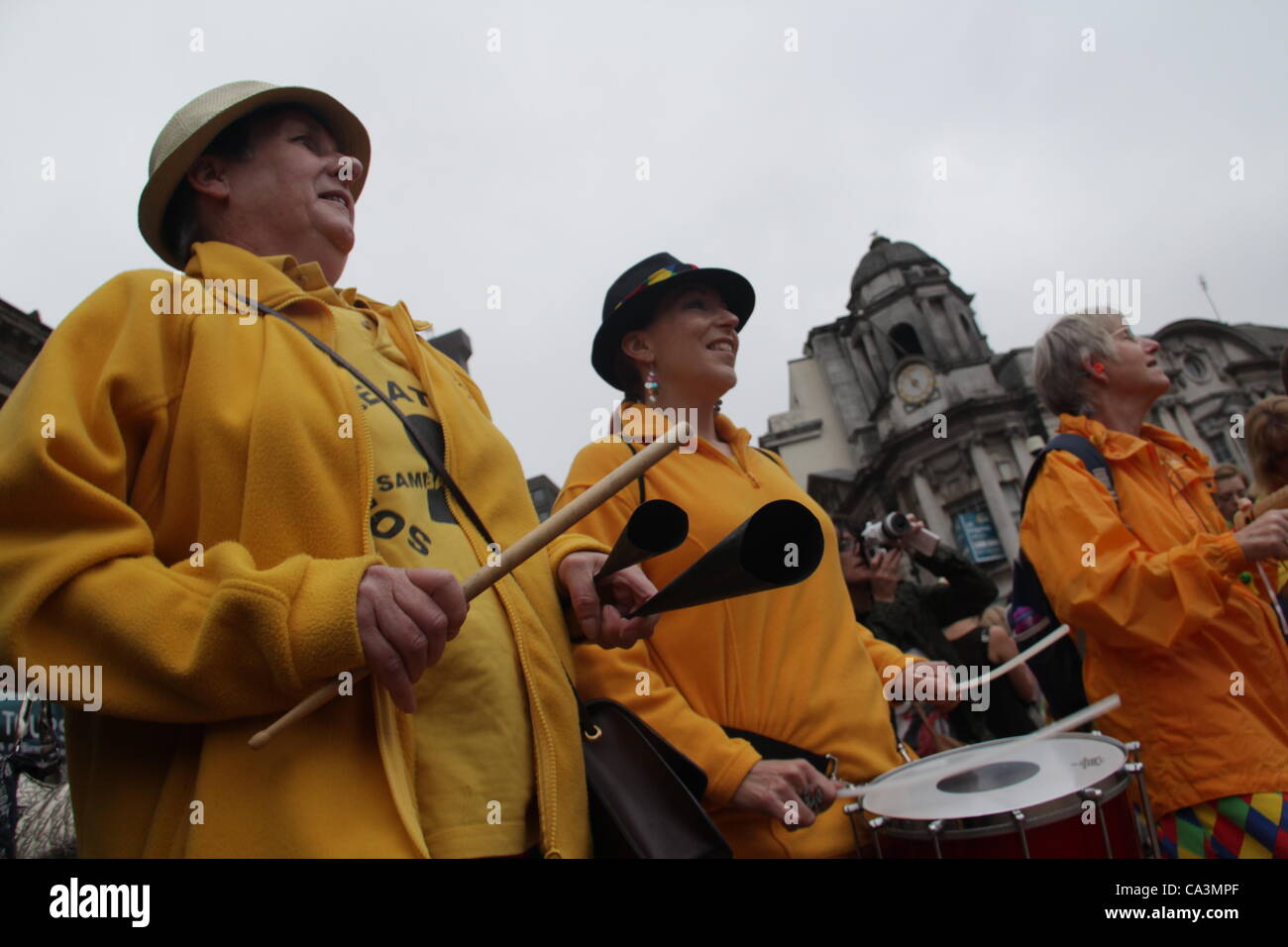 Women playing instruments hi-res stock photography and images - Alamy