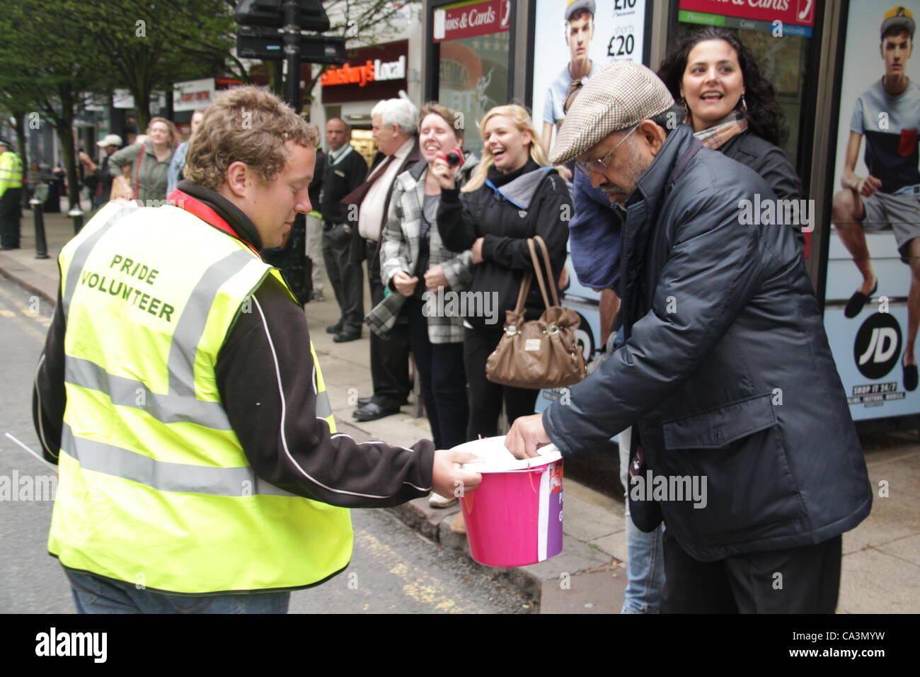 Giving charity money hi-res stock photography and images - Alamy