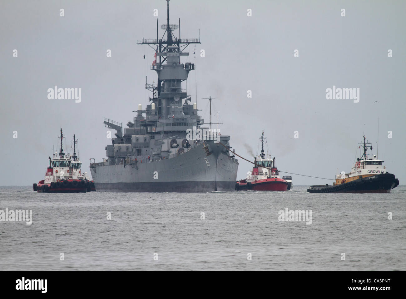 The American World War II battleship USS IOWA enters the port of Los ...
