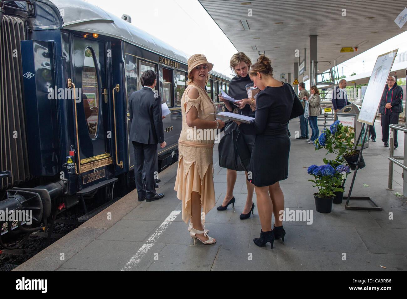 Passengers of the Orient-Express Berlin - Hamburg - Venedig are seen at ...