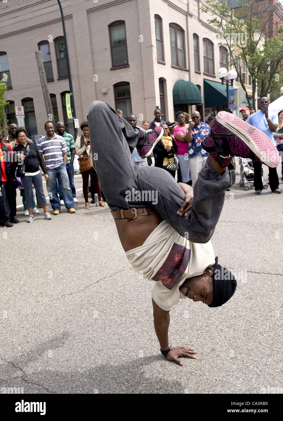 Breakdance crowd hi-res stock photography and images - Alamy