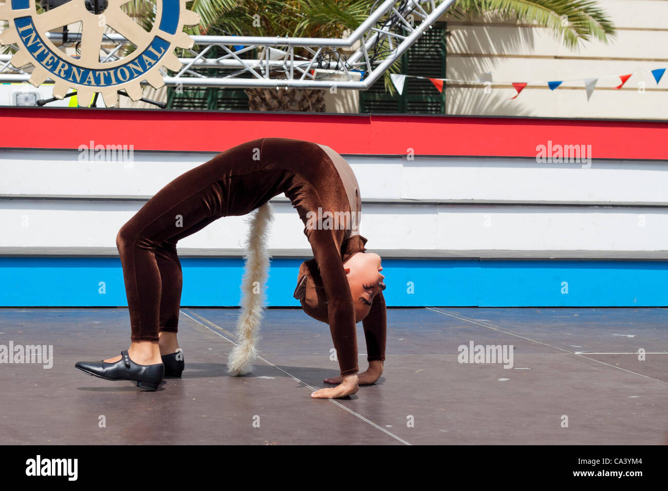 Queen elizabeth dancing hi-res stock photography and images - Alamy
