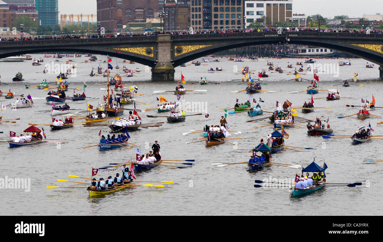 Man powered boats hi-res stock photography and images - Alamy