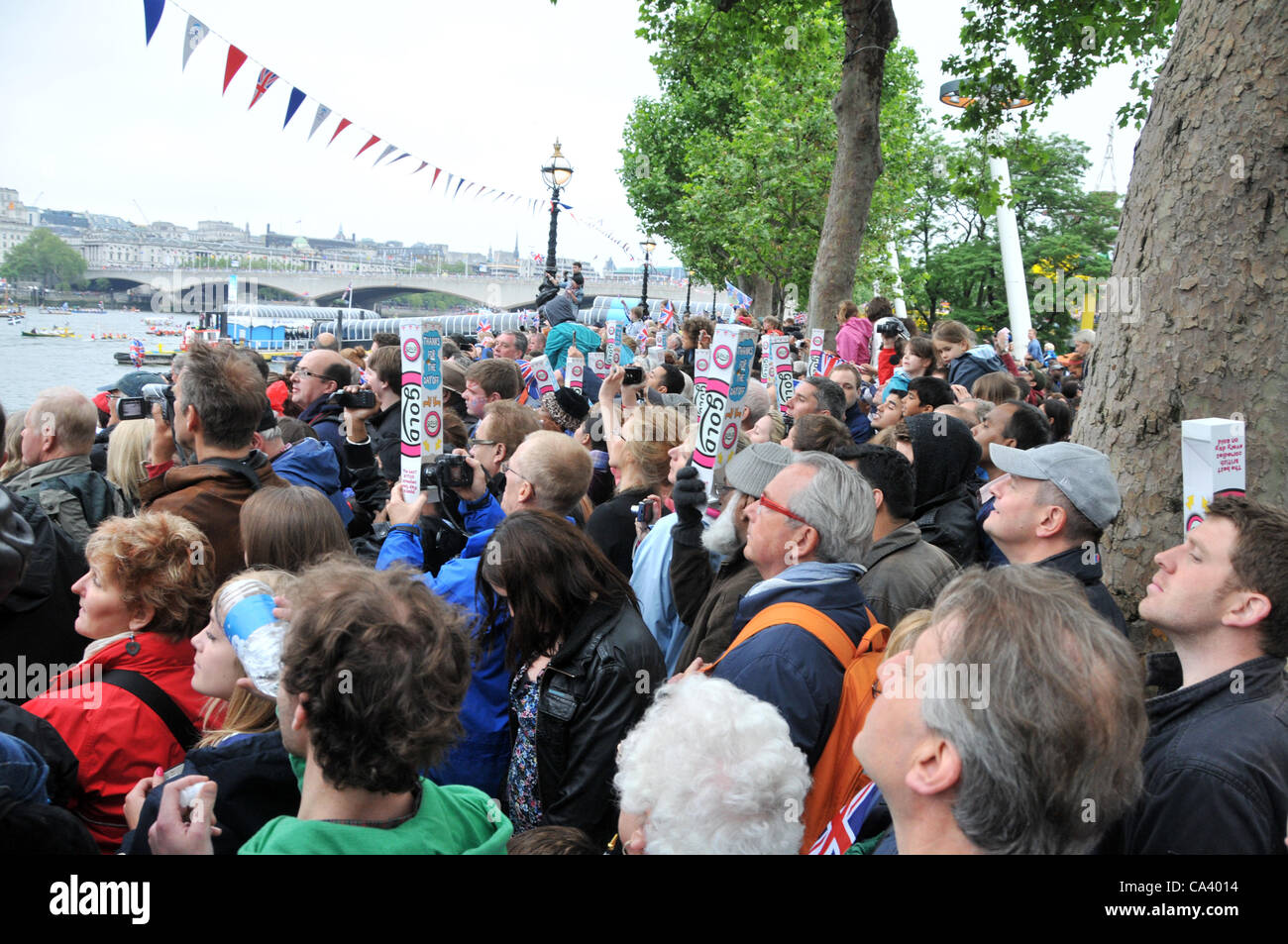 3rd June 2012. Southbank, London, UK. The crowd use periscopes and line ...