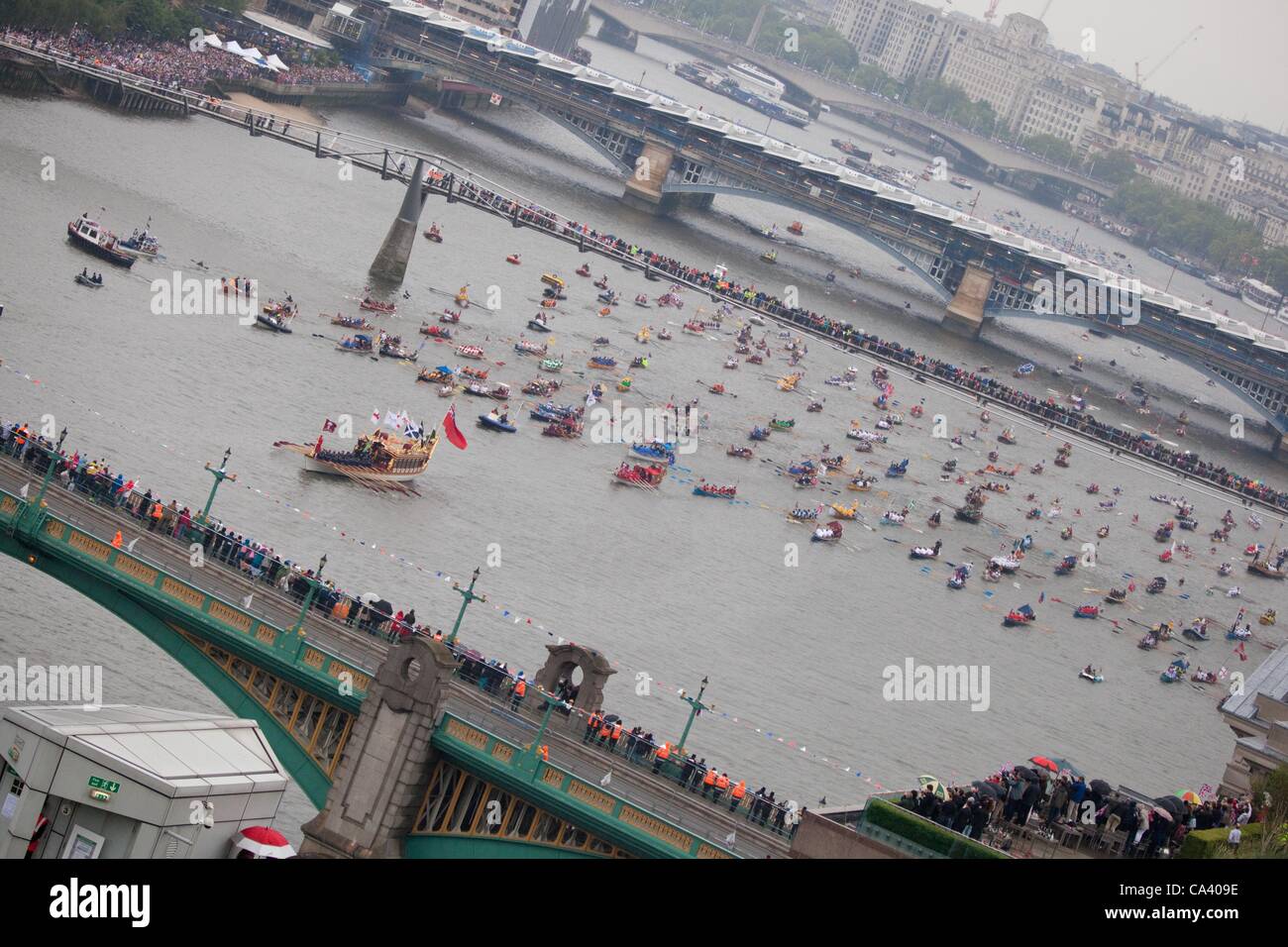 Queens diamond jubilee boat hi-res stock photography and images - Alamy