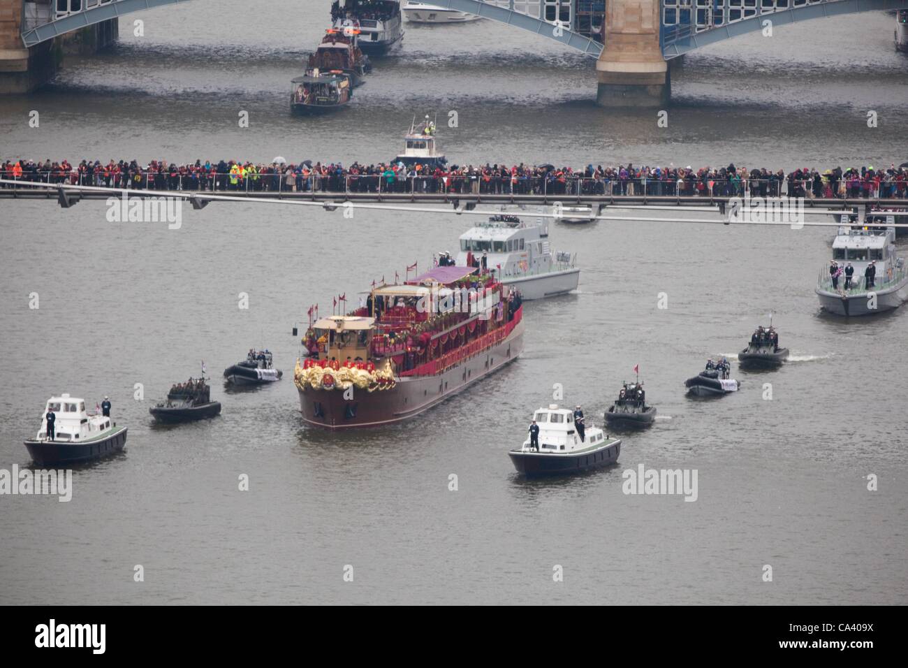 Diamond jubilee river pageant hi-res stock photography and images - Alamy