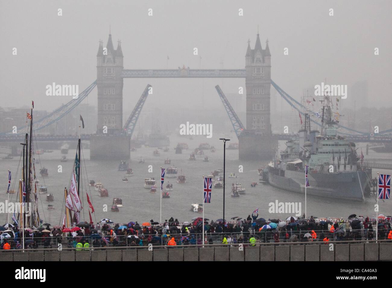 Jubilee river pageant 2012 hi-res stock photography and images - Alamy
