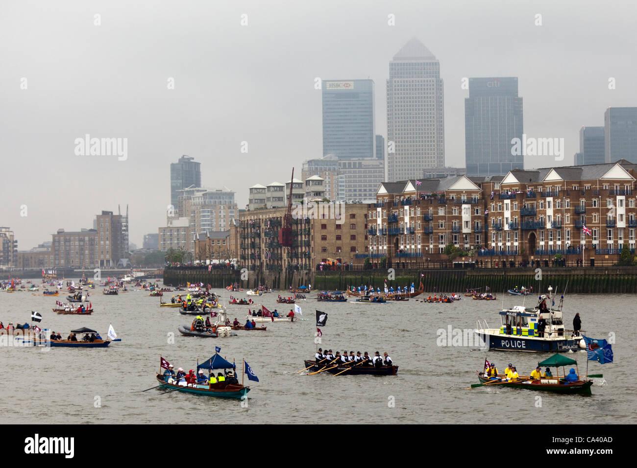 Queens diamond jubilee river pageant hi-res stock photography and ...