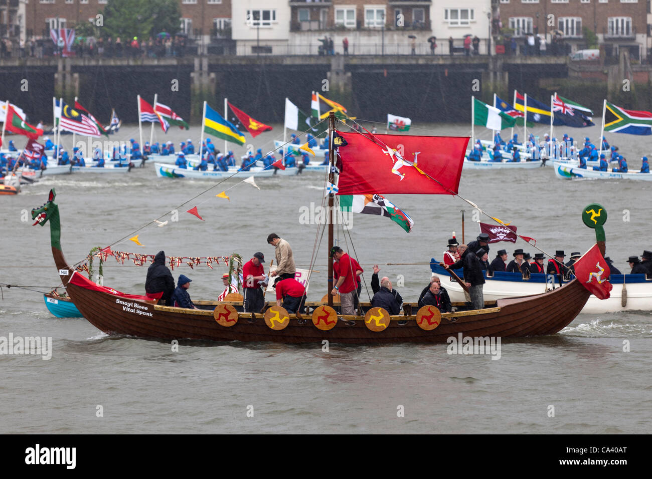 2012 diamond jubilee river pageant hi-res stock photography and images ...