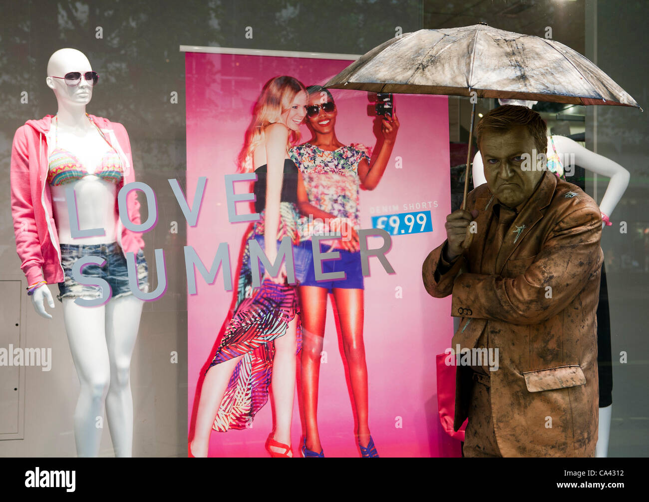 Sunday 03 June 2012: Andy Train performing as The Gold Man at the ...