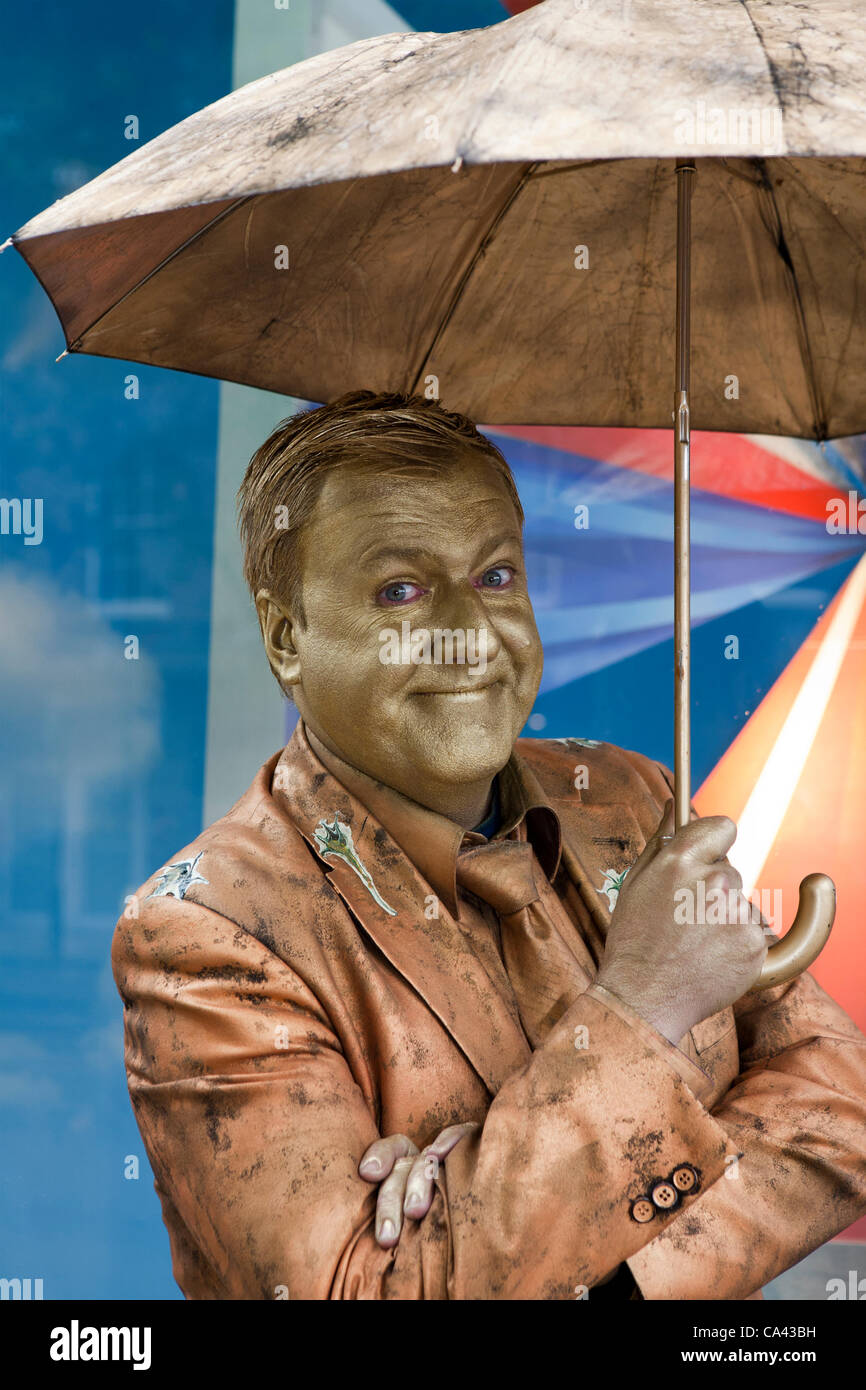 Sunday 03 June 2012: Andy Train performing as The Gold Man at the ...