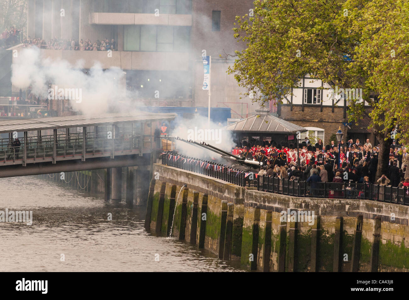 Cannon firing tower bridge High Resolution Stock Photography and Images ...